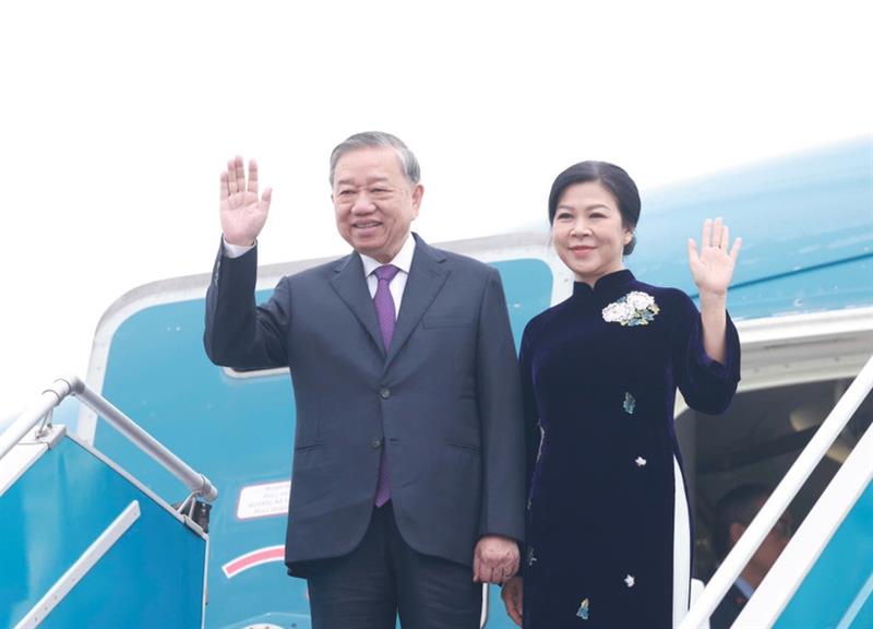 Party chief leaves Hanoi for state visit to Laos