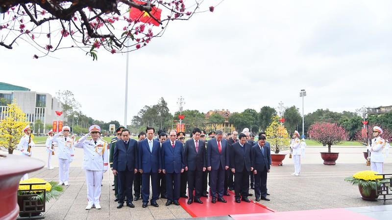 Party, State leaders pay tribute to President Ho Chi Minh on CPV's ...