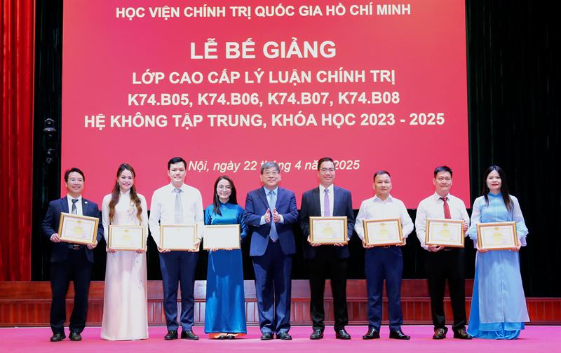 Bế giảng các Lớp cao cấp lý luận chính trị K74.B05, K74.B06, K74.B07 và ...